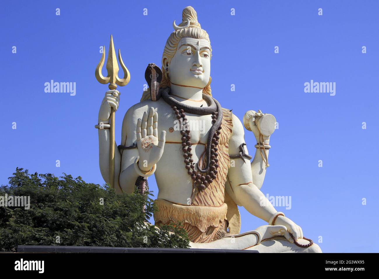 Shiva pose hi-res stock photography and images - Alamy