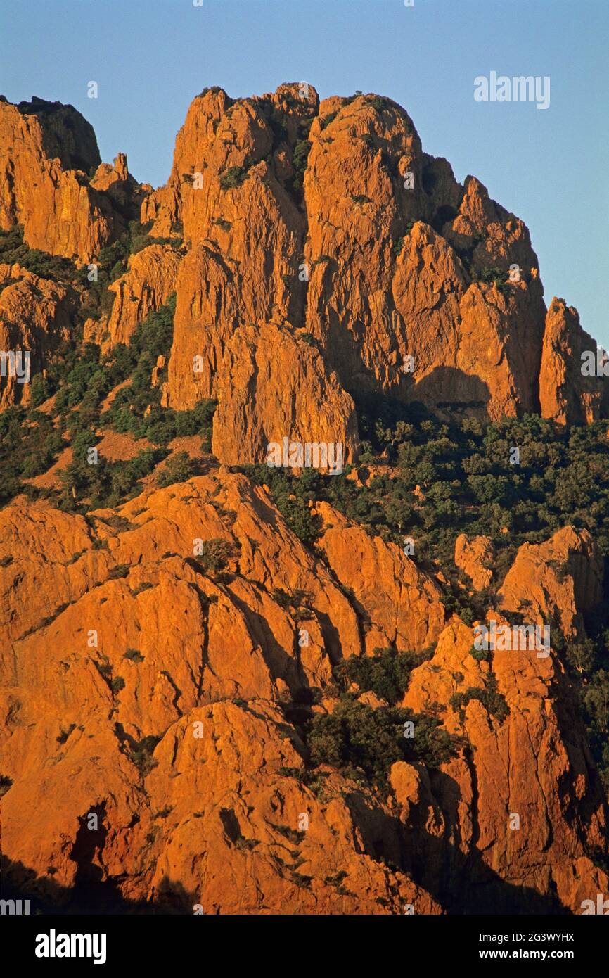 VAR (83) THE ESTEREL MASSIF. ANTHEOR. THE SUMMITS OF THE ROUX CAPE ...