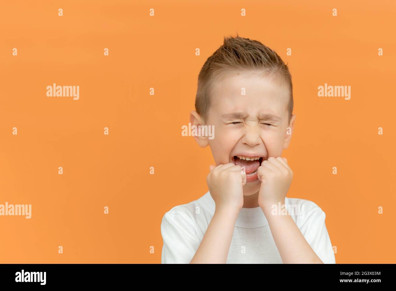 Little boy wearing t-shirt standing over isolated background angry and ...