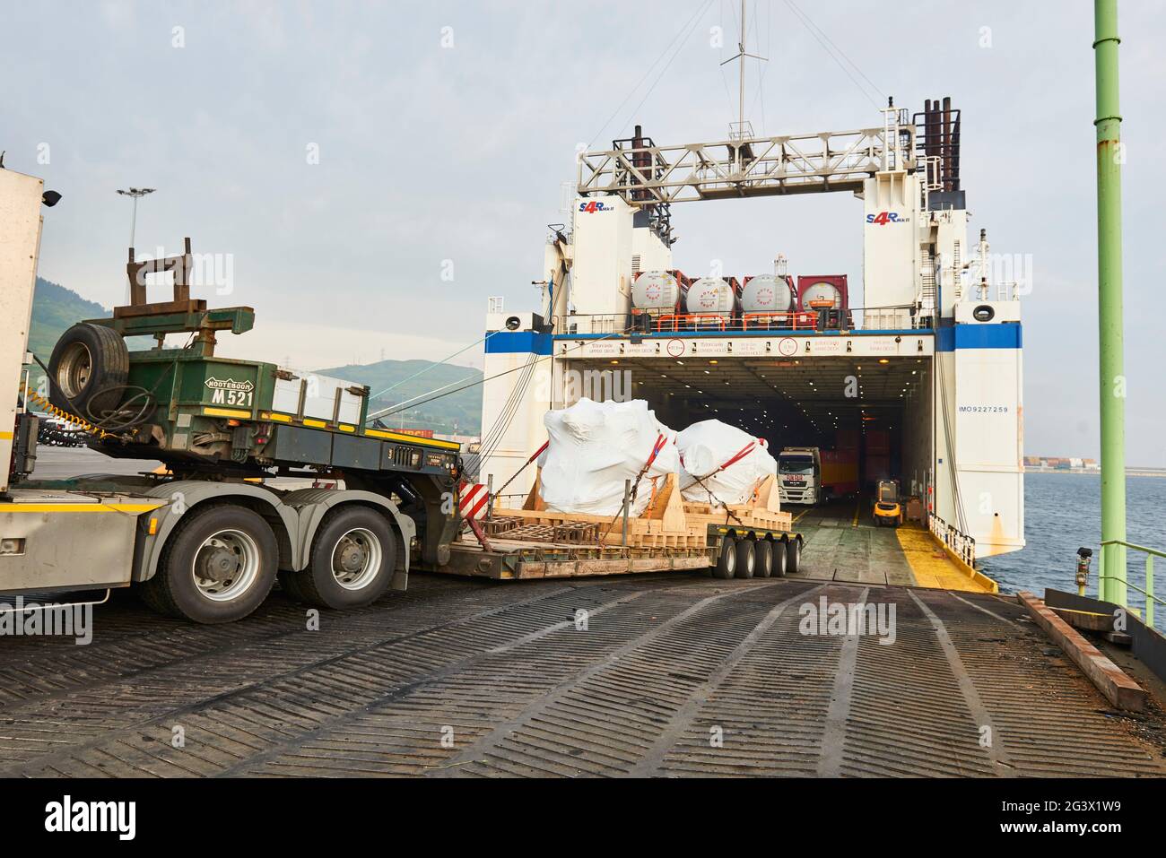 Lorry containers hi-res stock photography and images - Alamy