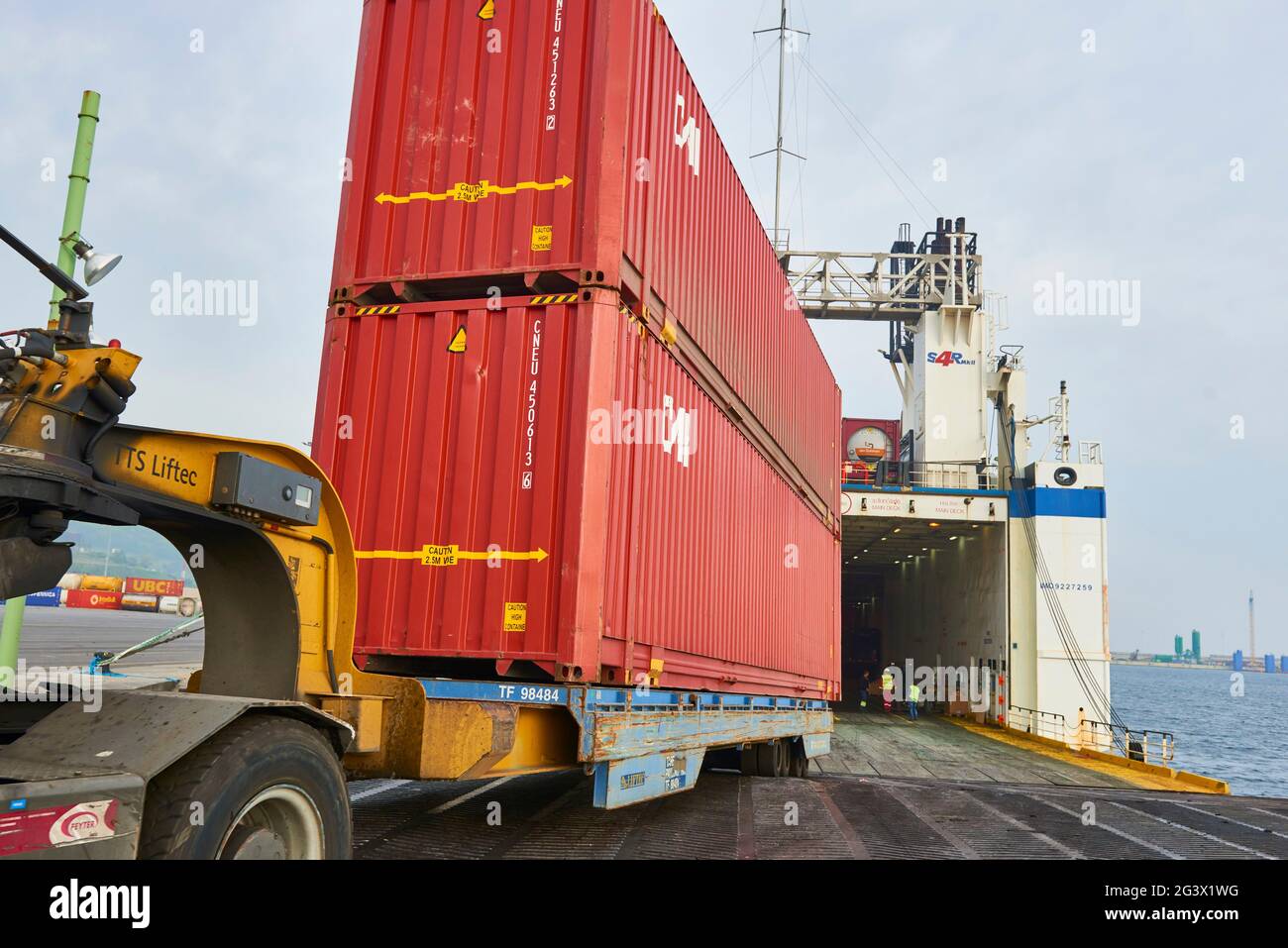 Shipping containers truck lorry hi-res stock photography and images - Alamy