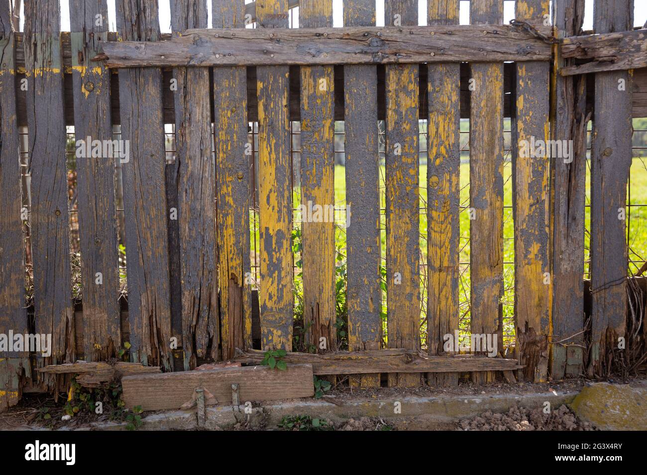 Broken garden fence panel hi-res stock photography and images - Alamy