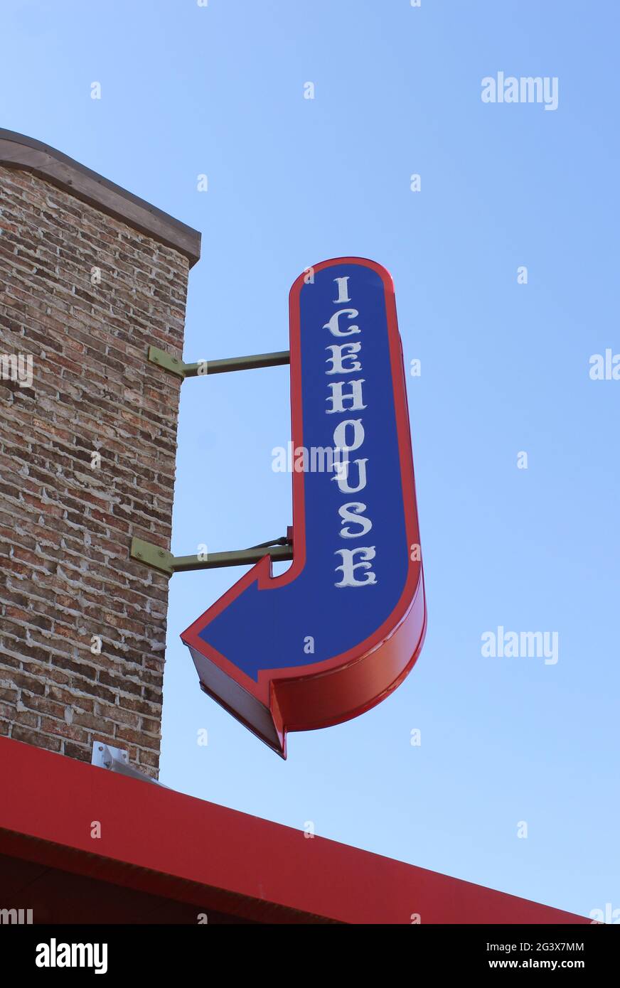 Vintage Icehouse Sign on Small Town Cafe and Bar Stock Photo - Alamy