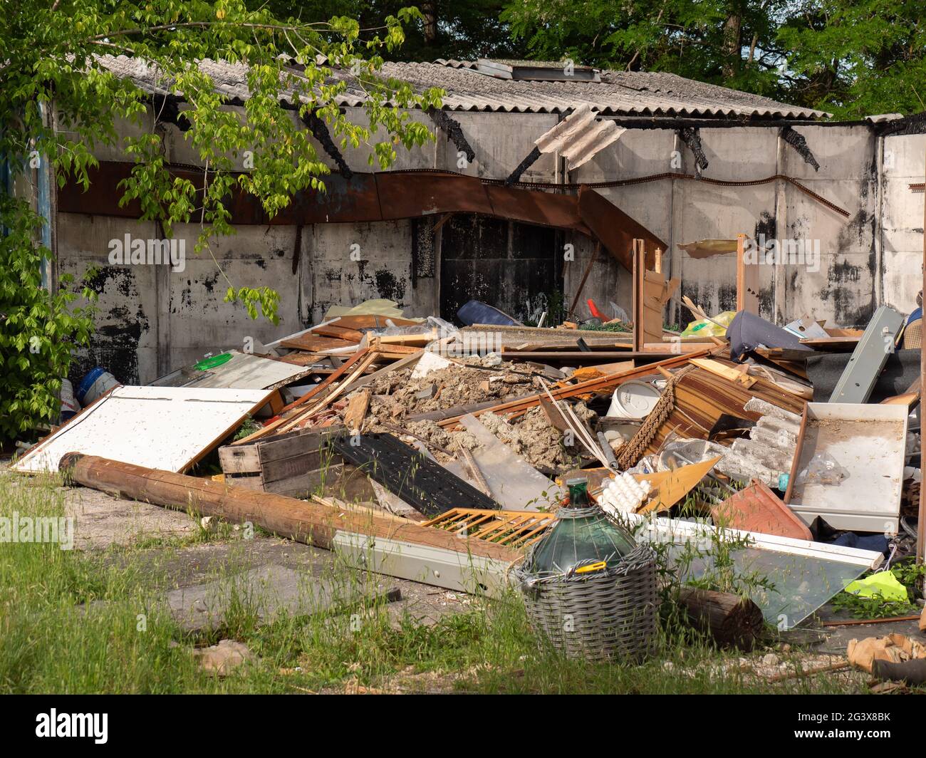 Dumped sofas hi-res stock photography and images - Alamy