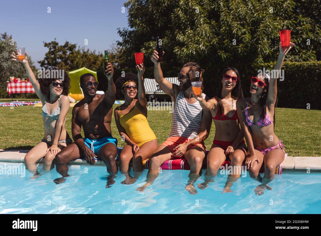 Friends beer poolside hi-res stock photography and images - Alamy