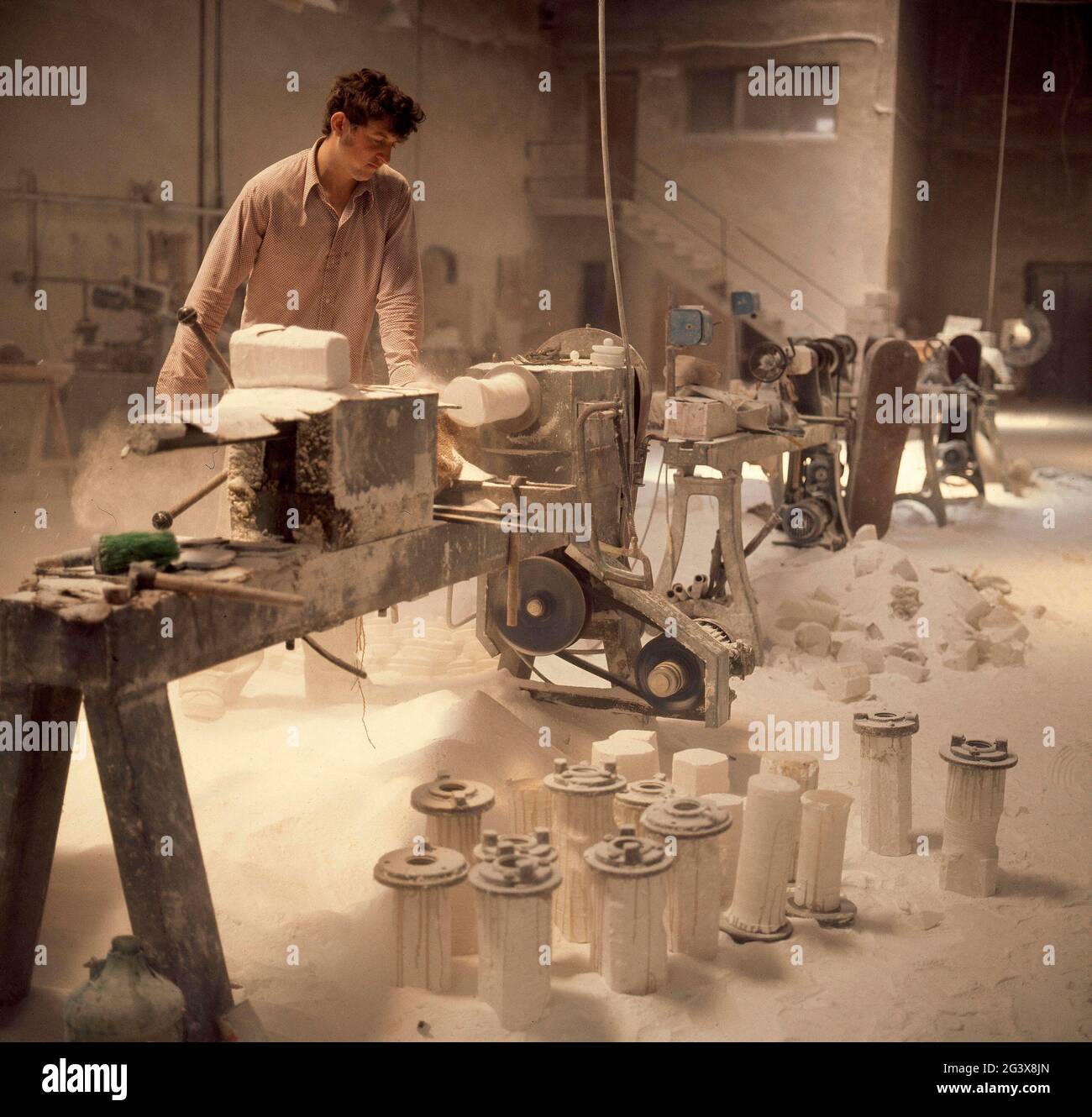 INTERIOR - FOTO AÑOS 70. Location: TALLER DE PIEZAS DE ALABASTRO ...