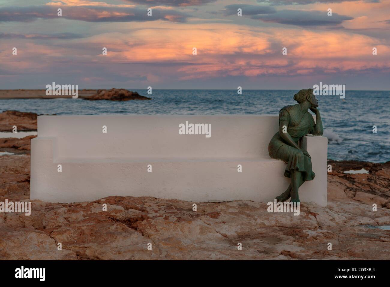 Statue woman sitting on bench hi-res stock photography and images - Alamy