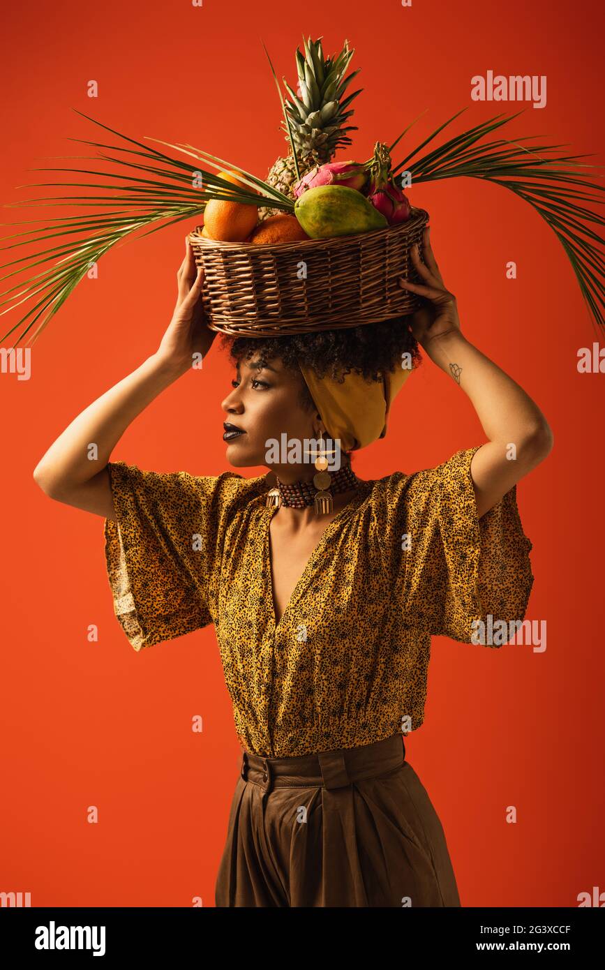 African woman basket head hi-res stock photography and images - Alamy