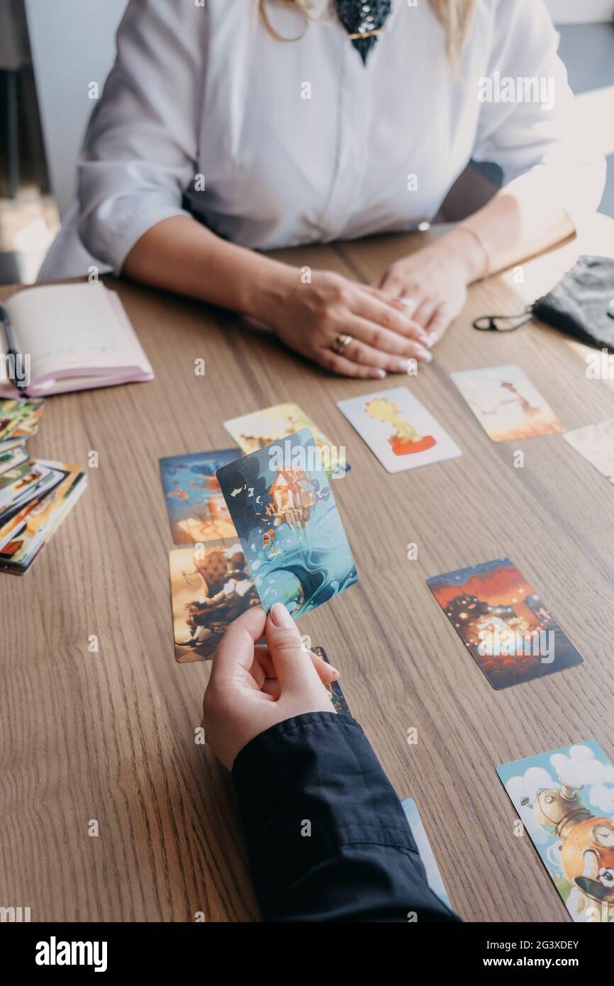 Metaphorical associative cards hi-res stock photography and images - Alamy