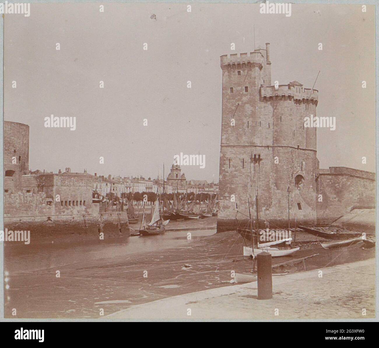 Medieval towers entrance port hi-res stock photography and images - Alamy