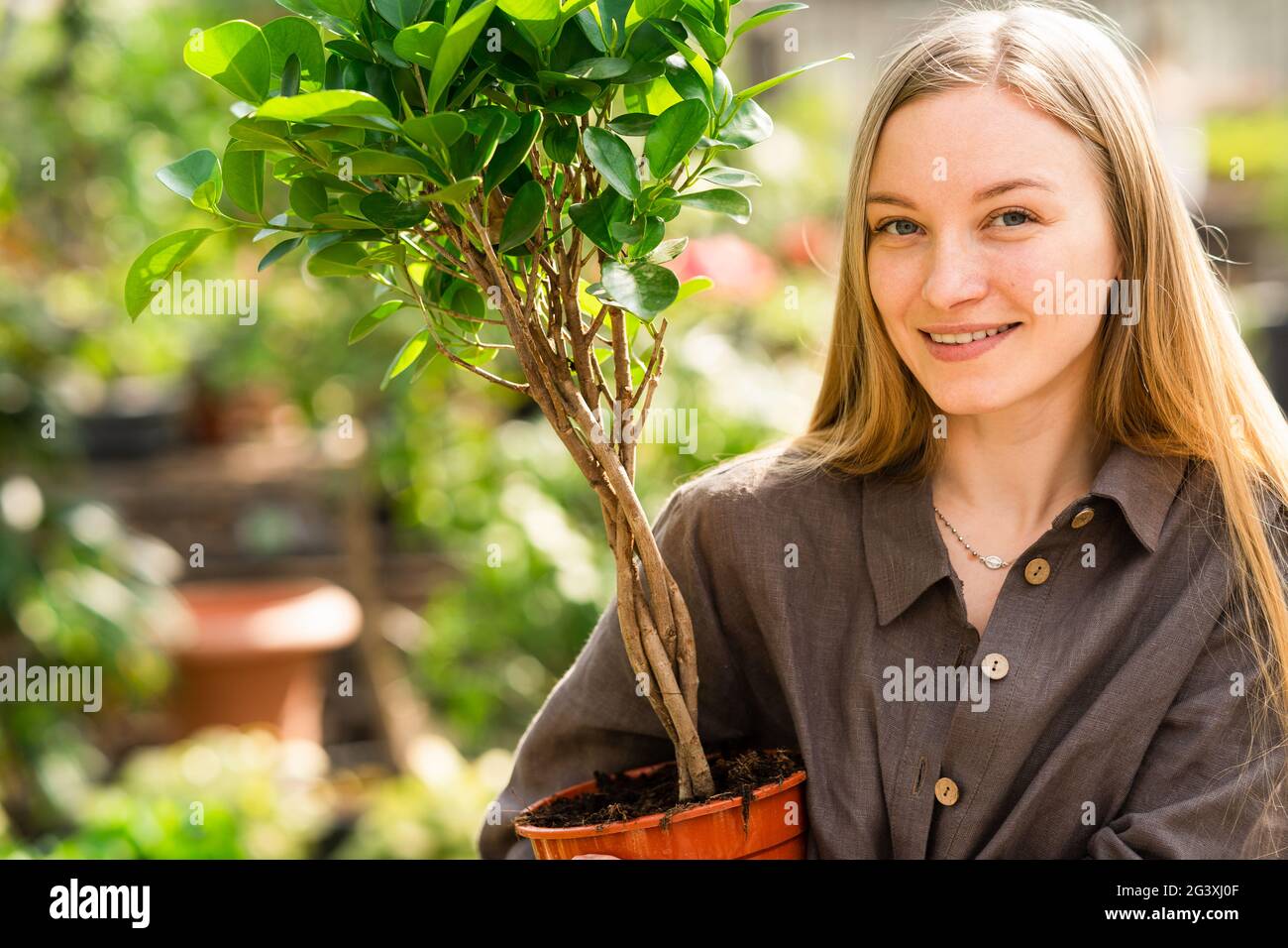 Florist portrait greenhouse worker smiling hi-res stock photography and images - Alamy