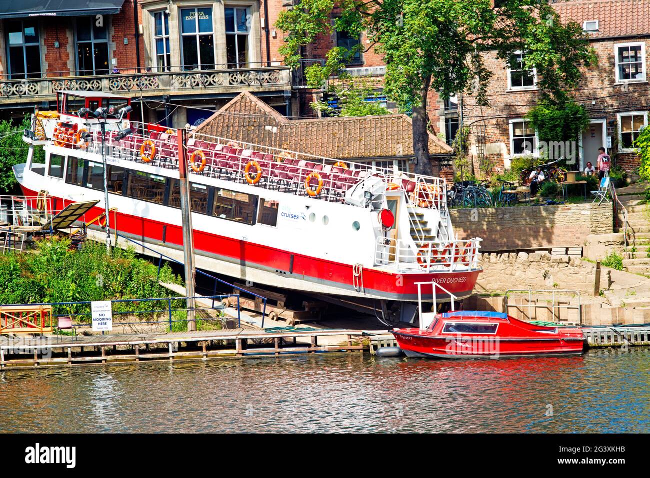 River slipway hi-res stock photography and images - Alamy