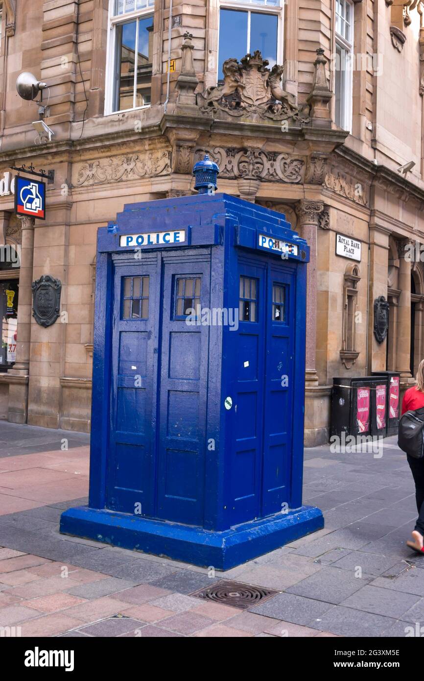 Emergency street scene glasgow hi-res stock photography and images - Alamy