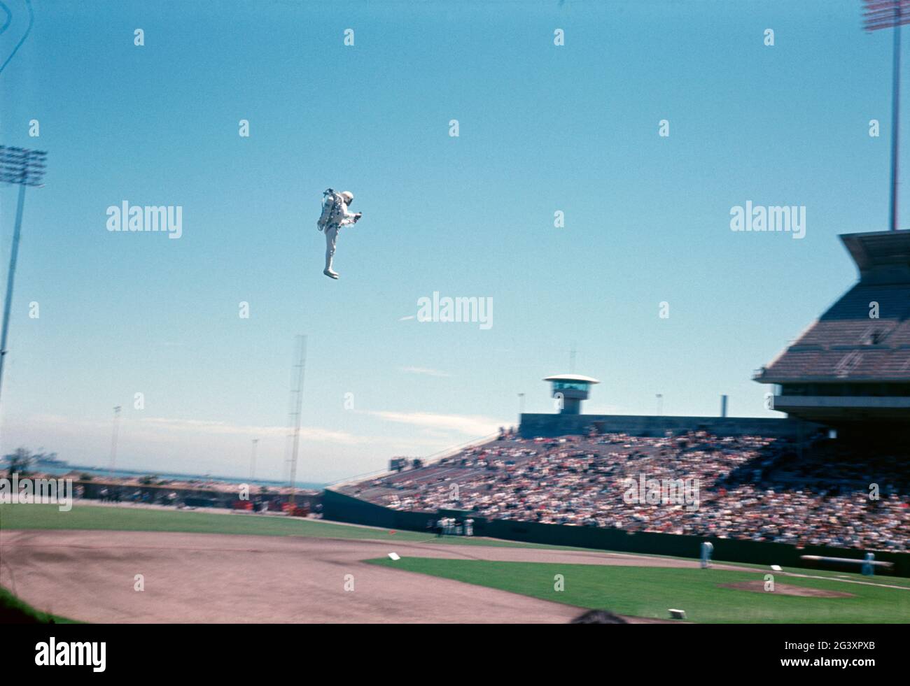 Jetpack jet pack flying rocket pilot hi-res stock photography and ...