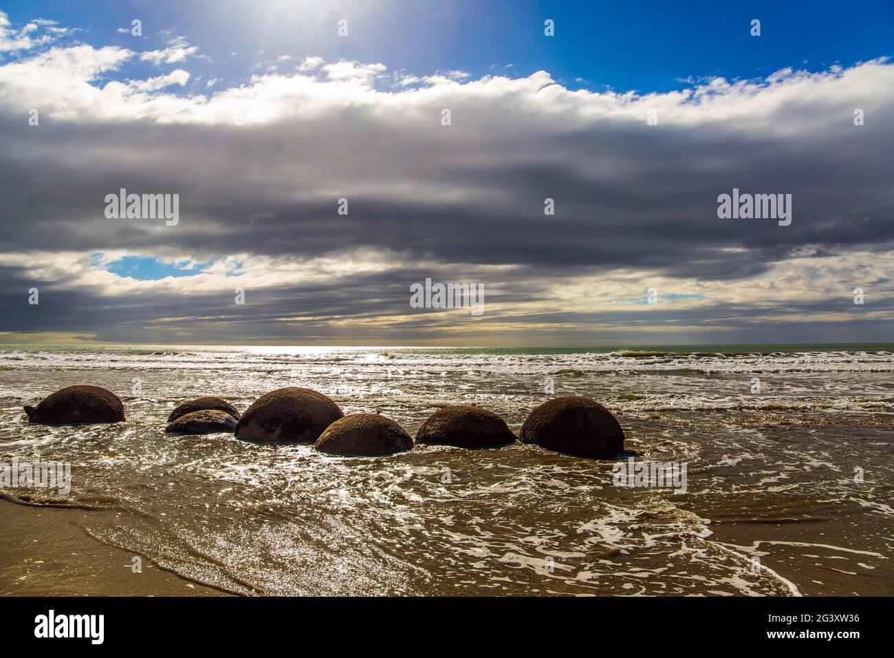 Ocean tide begins. Sunset Stock Photo - Alamy