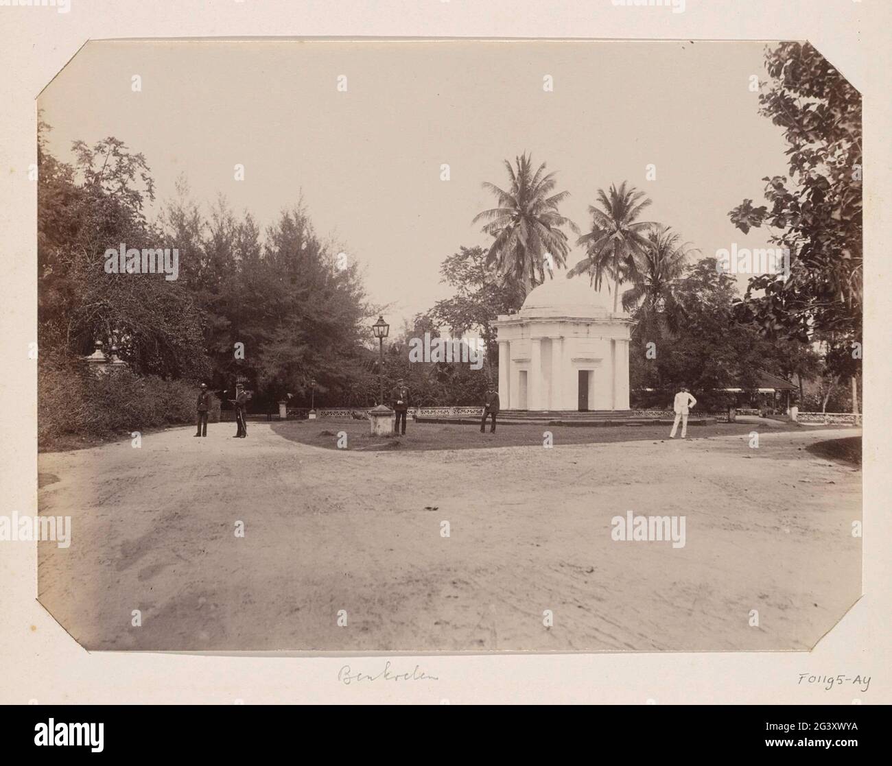 Soldiers at the Monument to Governor Parr in Homelooelen. Part of photo ...