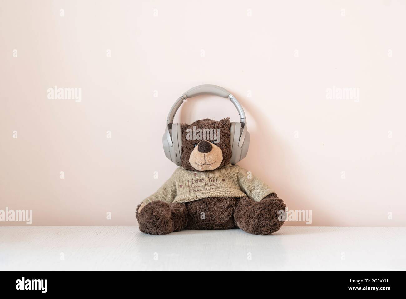 teddy bear in headphones listen to the audio music radio Stock Photo ...