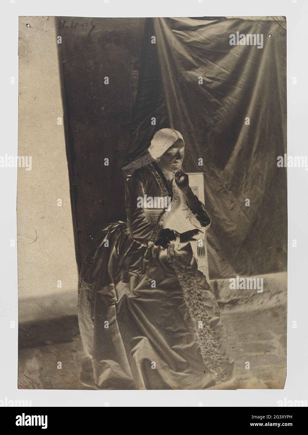 Portrait of a sitting woman Stock Photo - Alamy