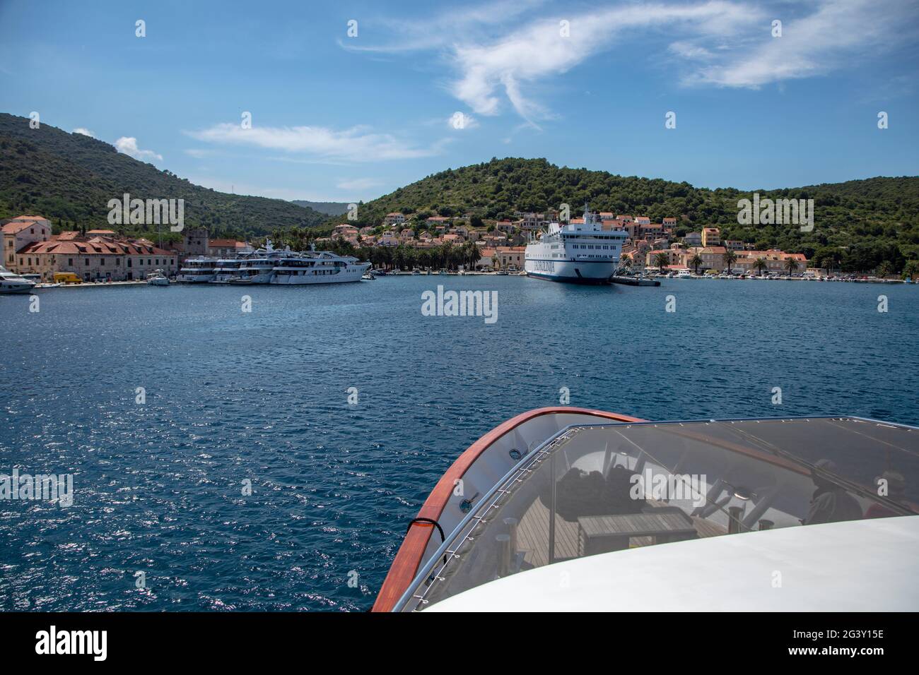 Ship approaching port hi-res stock photography and images - Alamy
