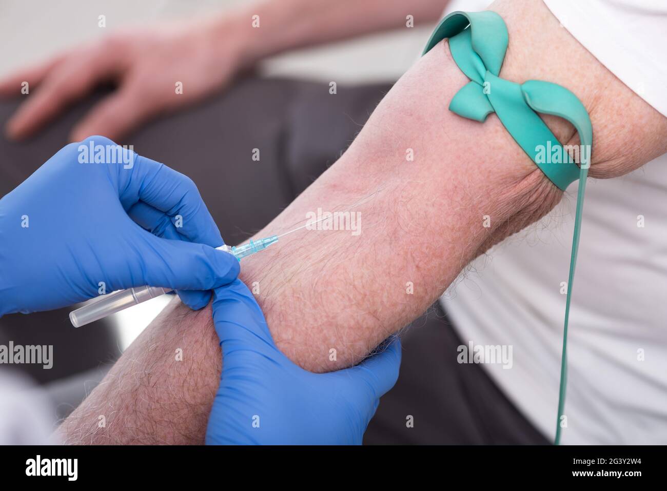Injection of a catheter in the arm of a patient Stock Photo - Alamy