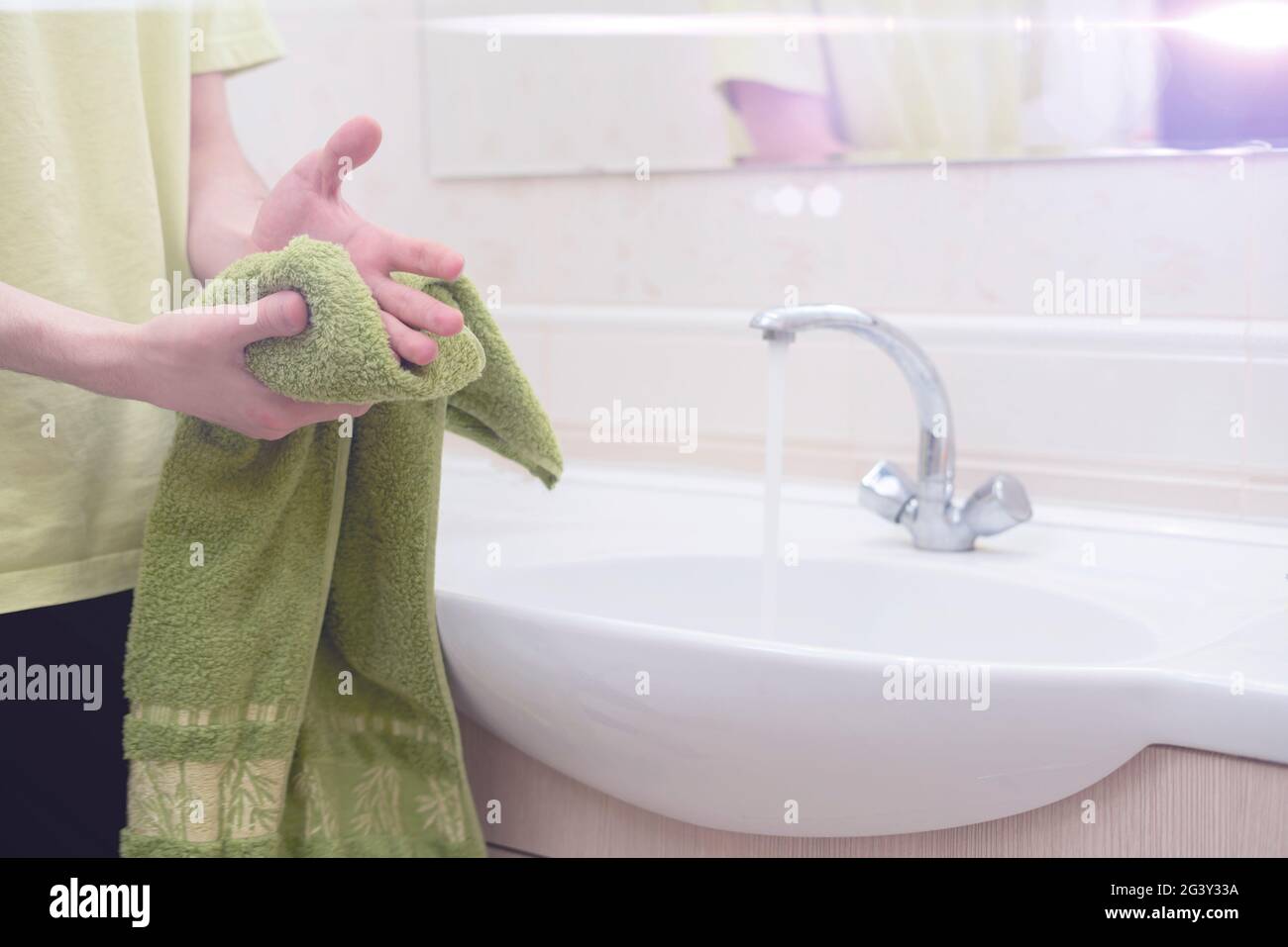 Drying hands paper hi-res stock photography and images - Alamy