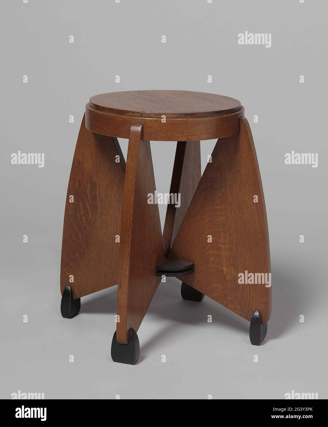 Table top edge round facing hi-res stock photography and images - Alamy