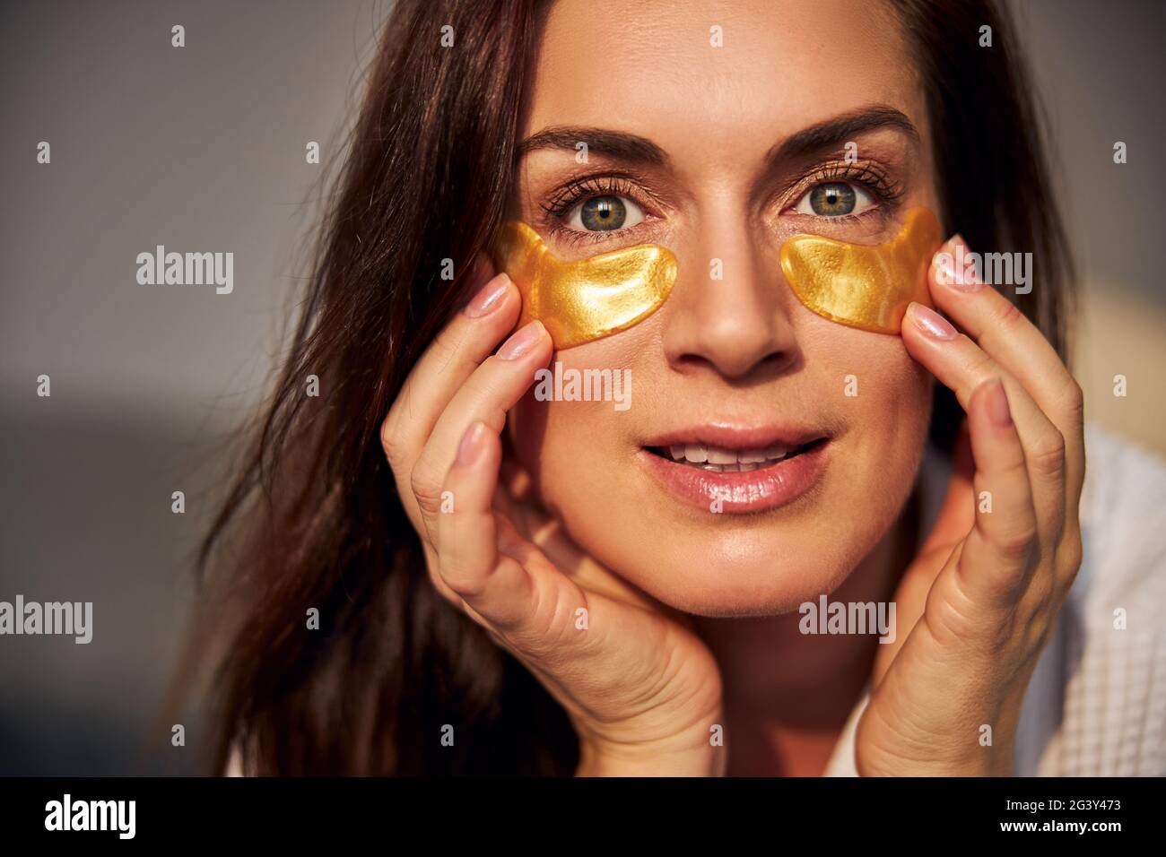 Portrait of cute woman doing beauty procedure Stock Photo - Alamy
