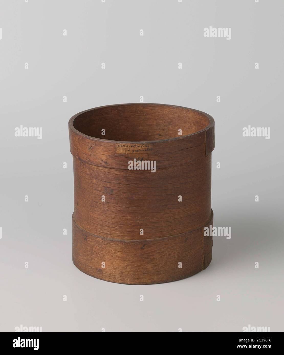 CONTENTS OF 1/2 DECALITER. Teams content of 1/2 decaliter Stock Photo ...