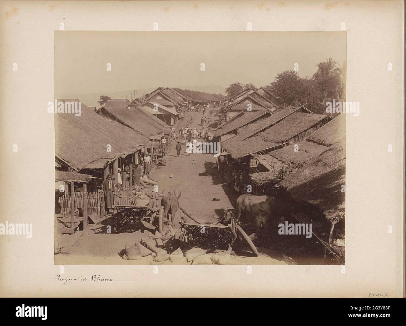 Marktstraat in Bhamo (Burma); Bazaar at Bhamo. Part of travel album ...