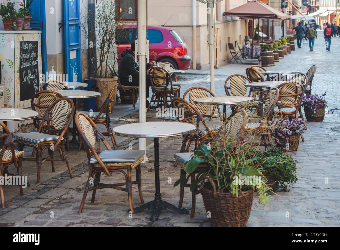 empty tables of cafe outdoors copy space Stock Photo - Alamy