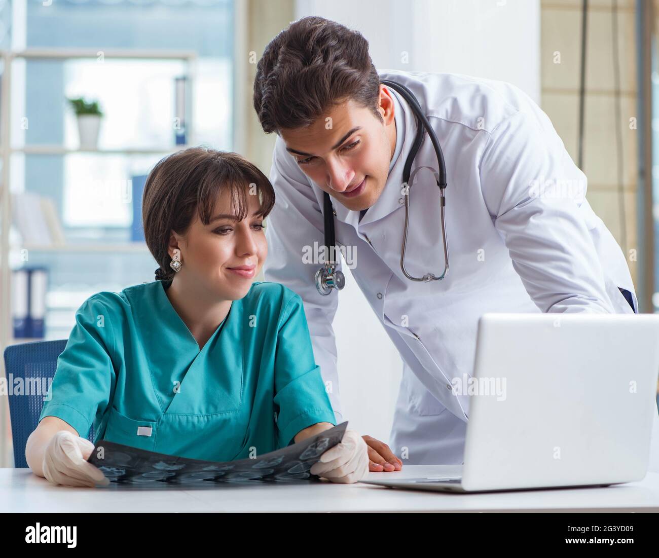 Two doctors discussing x-ray MRI image in hospital Stock Photo - Alamy