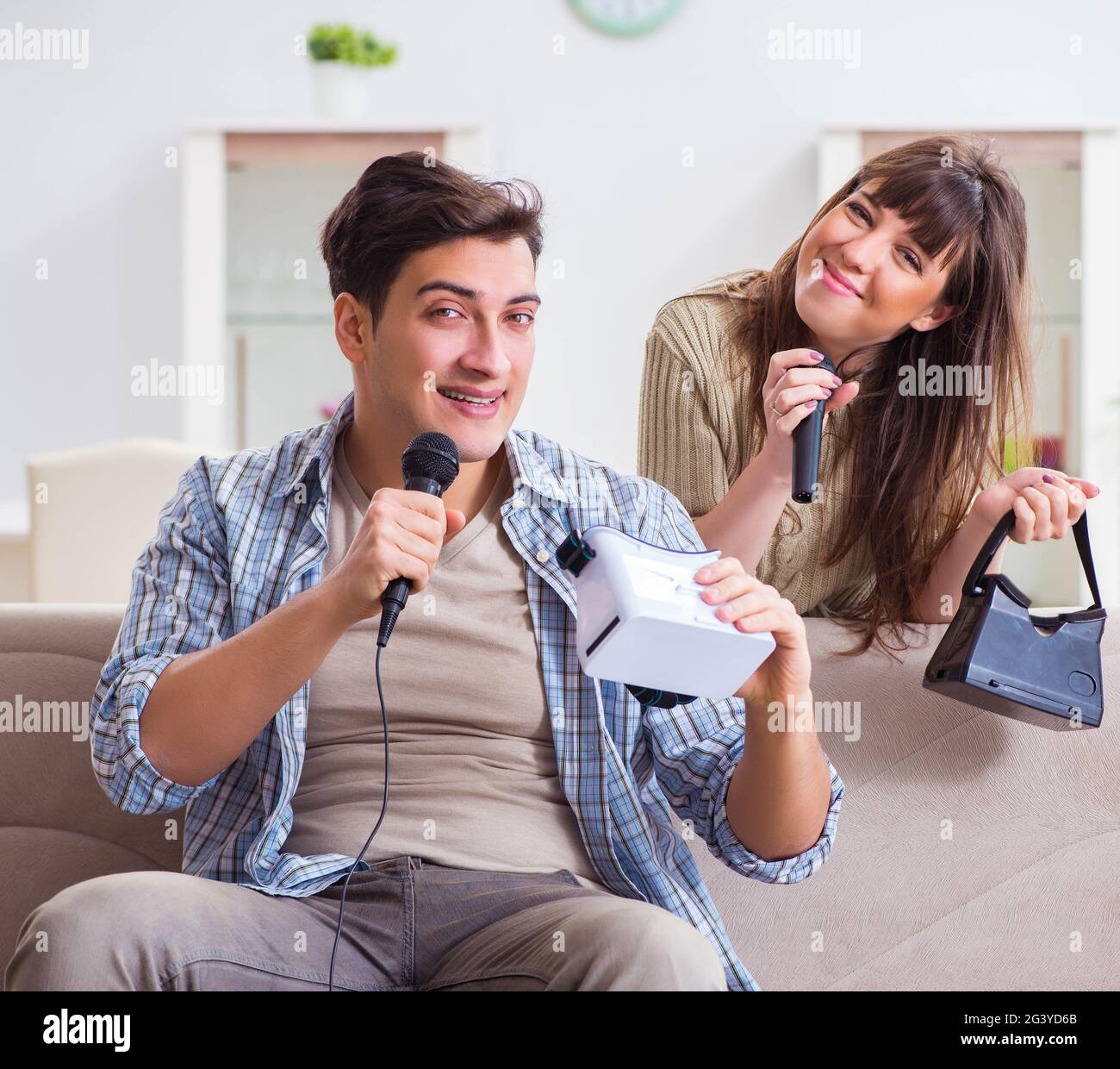 Virtual karaoke hi-res stock photography and images - Alamy