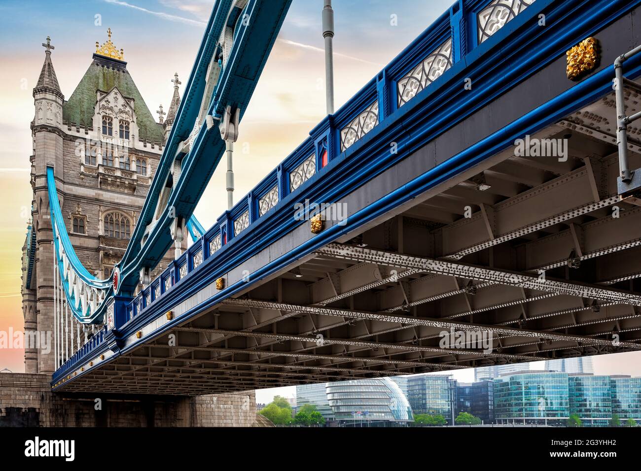 Tower bridge london daylight hi-res stock photography and images - Alamy
