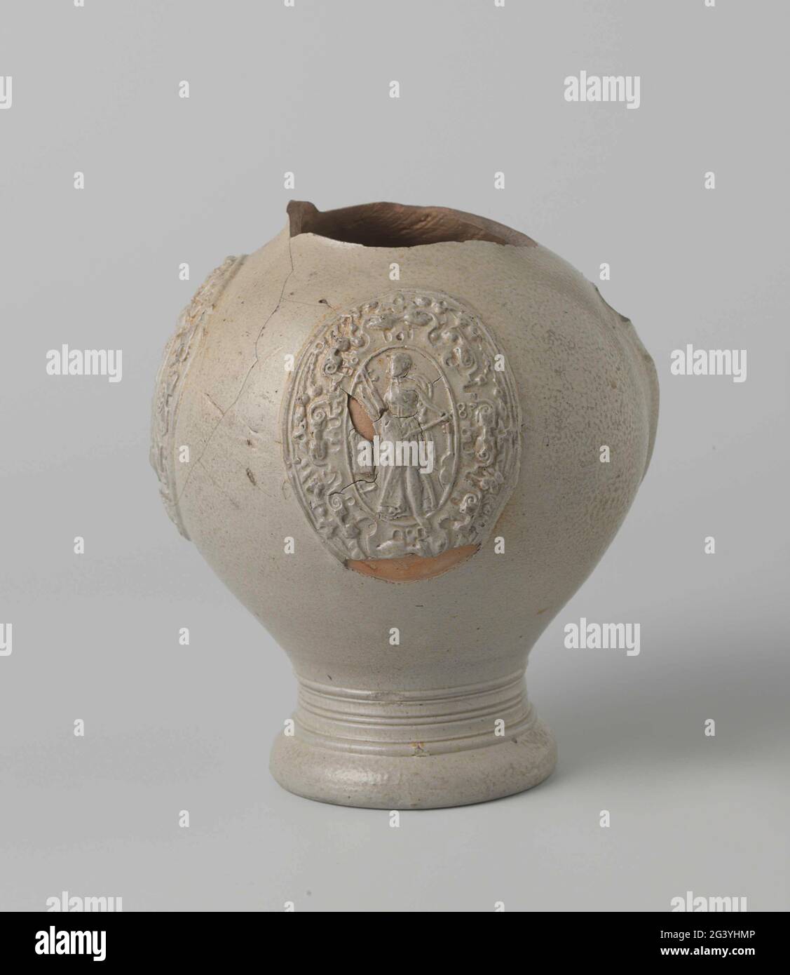 Can. Light gray can with 3 medallions on the spherical belly 3 in which ...