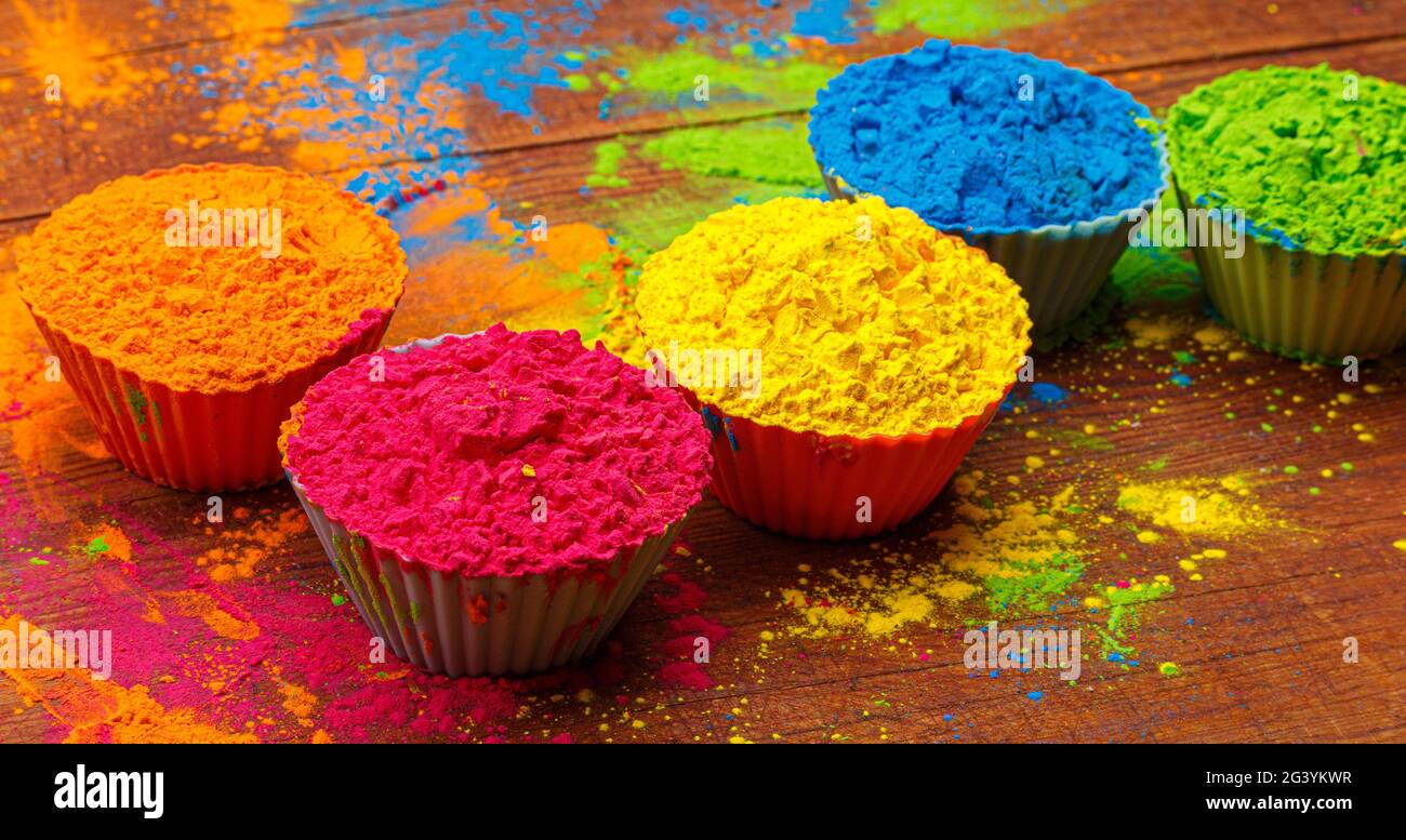 Colorful traditional holi powder in bowls. Happy holi. Concept Indian ...