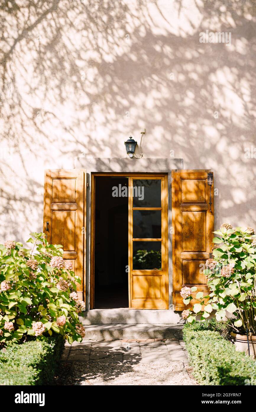 Italian villa open door hi-res stock photography and images - Alamy
