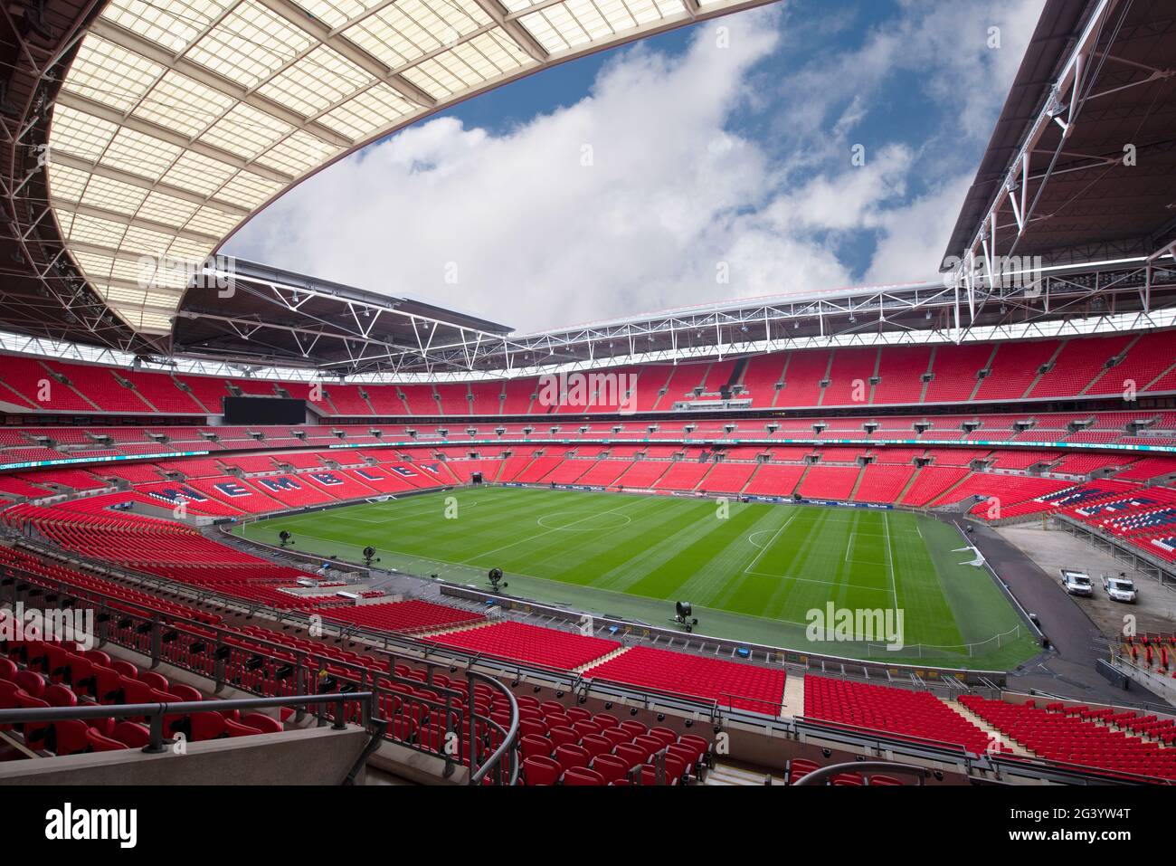 Wembley stadium exterior hi-res stock photography and images - Alamy