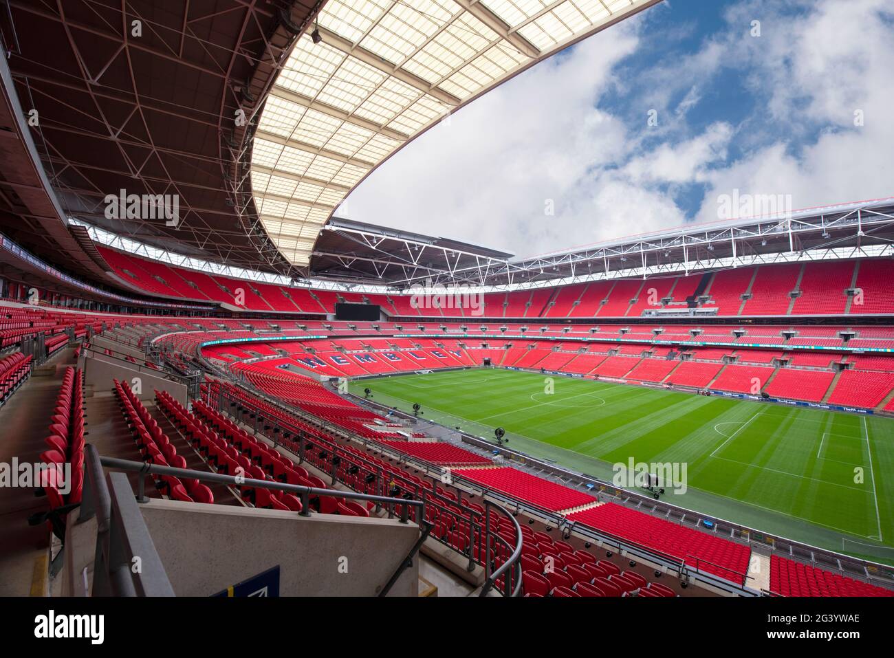 Wembley stadium exterior hi-res stock photography and images - Alamy