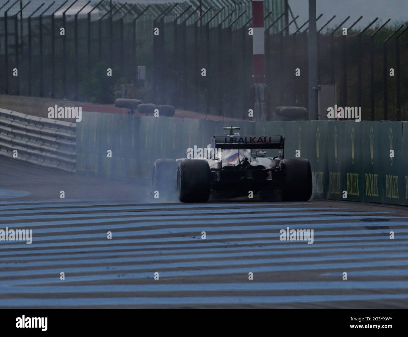 Hits guardrail hi-res stock photography and images - Alamy