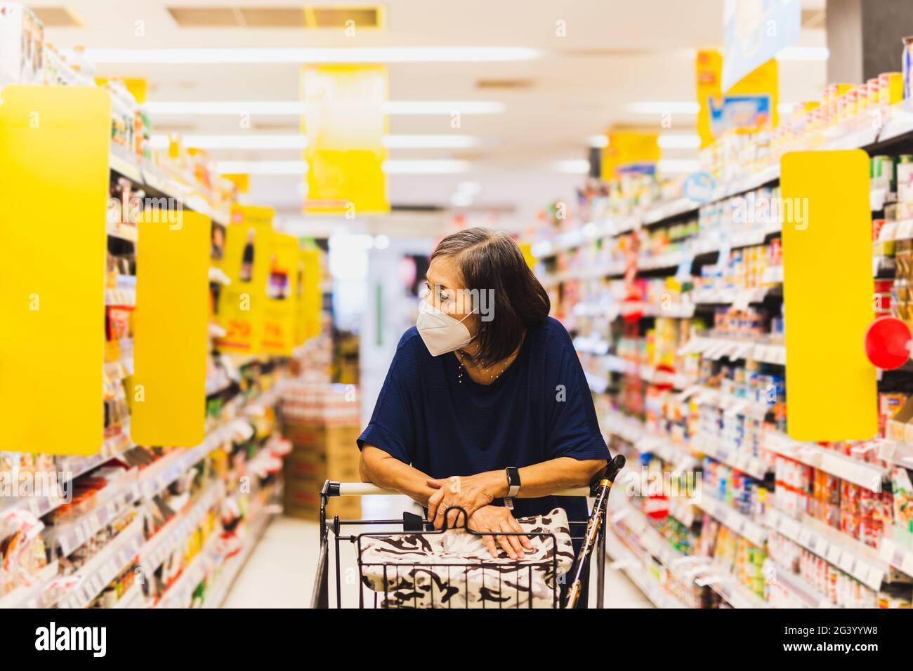 Woman shopping trolley alone hi-res stock photography and images - Alamy