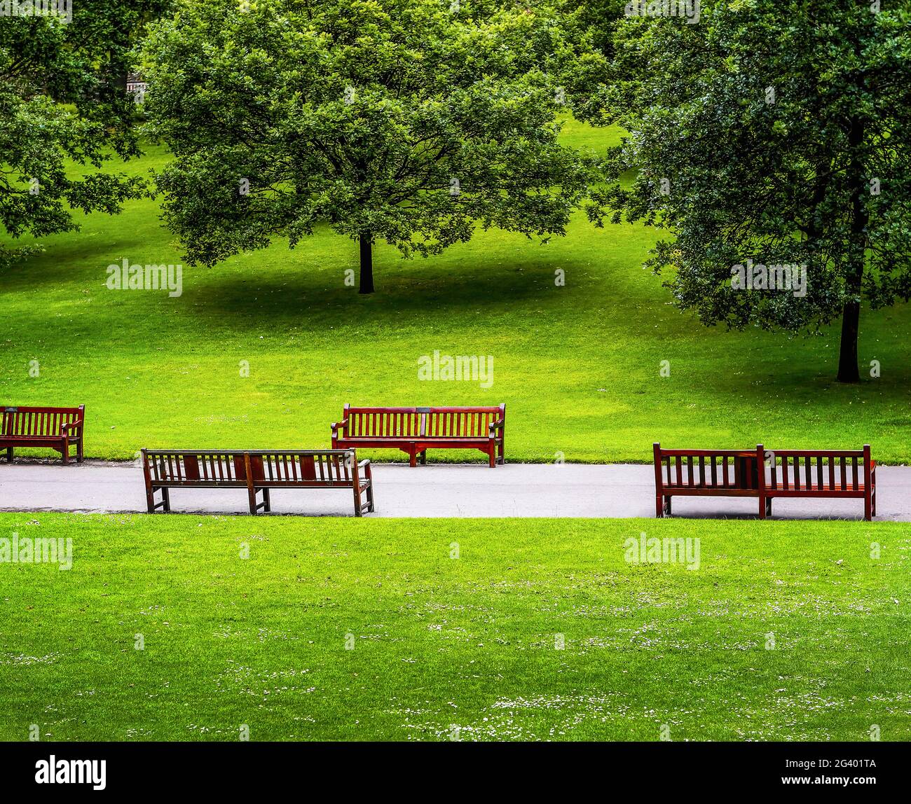 Green city park people walk hi-res stock photography and images - Alamy
