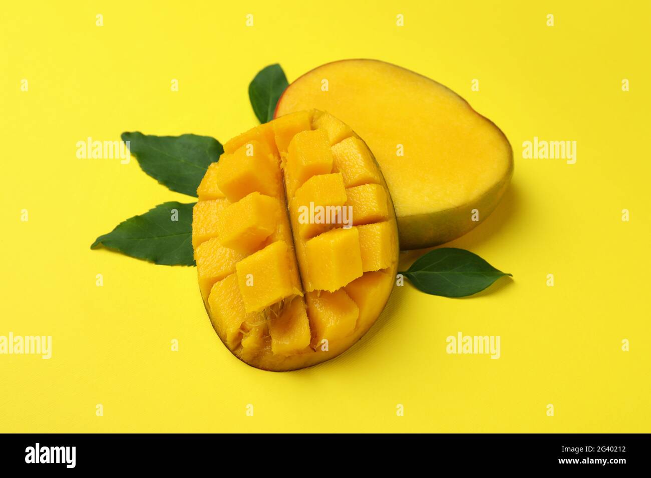 Close up halved mango hi-res stock photography and images - Alamy