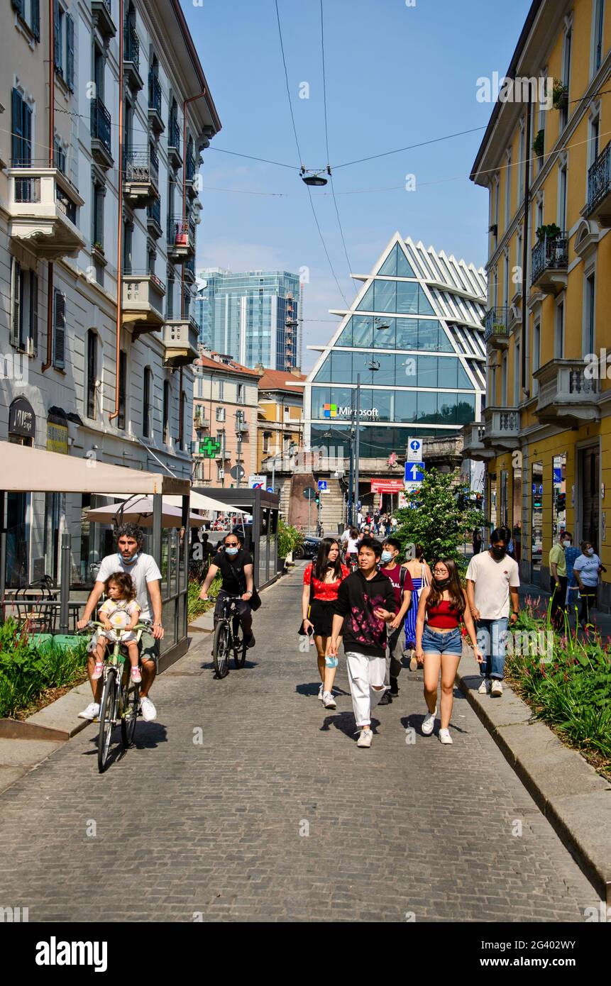 Strolling in the pedestrian street in the heart of Chinatown in Milan ...