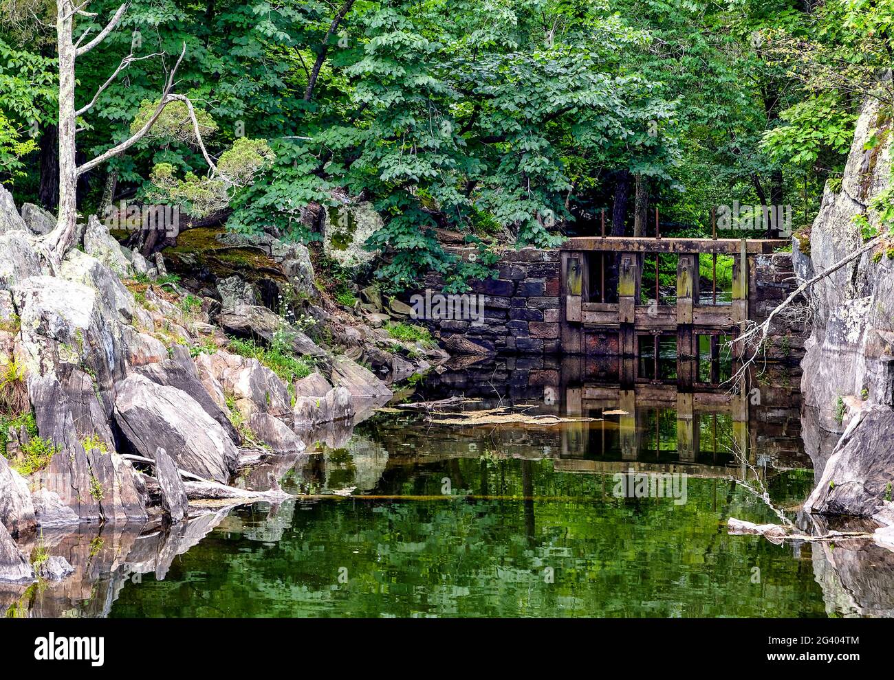 Old canal lock hi-res stock photography and images - Alamy
