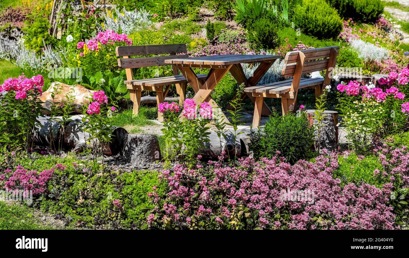 Colorful flower garden fence hi-res stock photography and images - Alamy
