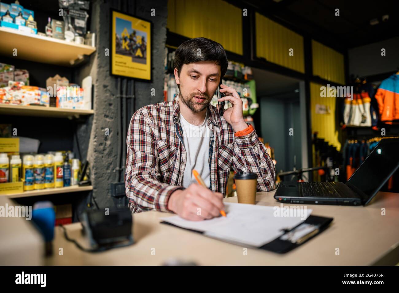 Worker making hi-res stock photography and images - Alamy