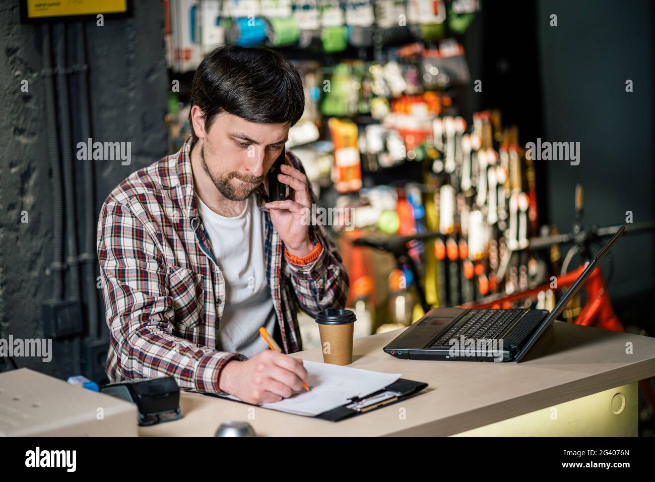 Employee computer store hi-res stock photography and images - Alamy