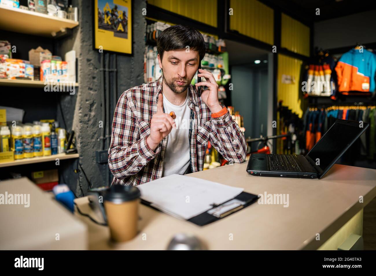 Business worker computer hi-res stock photography and images - Alamy