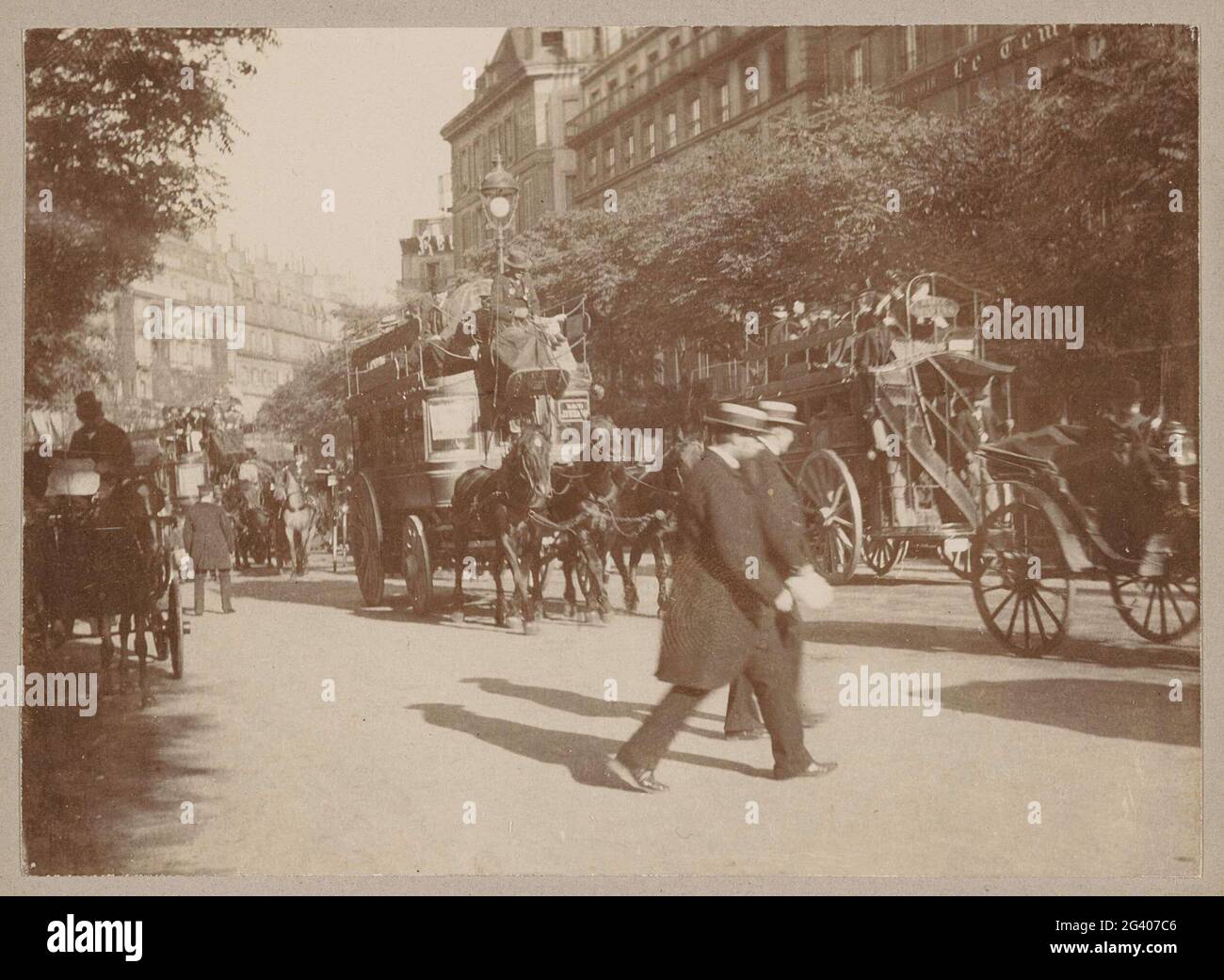 Street face with movement of carriages in Paris; Paris 1900 Stock Photo ...