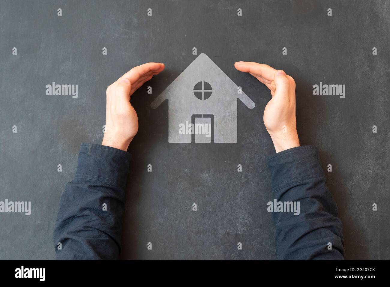 hands protect the home icon, concept of real estate safety Stock Photo ...